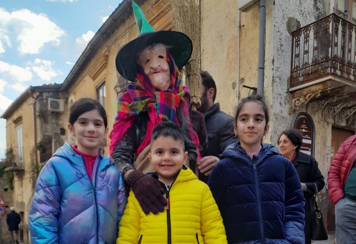 Ad Alcara Li Fusi arriva la Befana con tanti doni per i più piccoli
