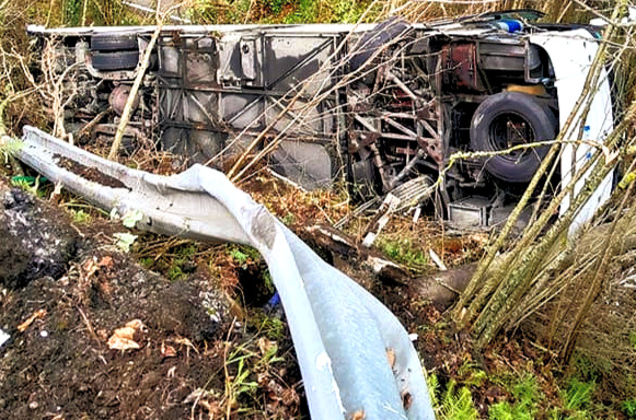 Sinagra, pulman con 50 persone a bordo finisce in una scarpata
