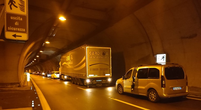 Autostrada A20, paura per un’auto in fiamme tra Tusa e Santo Stefano
