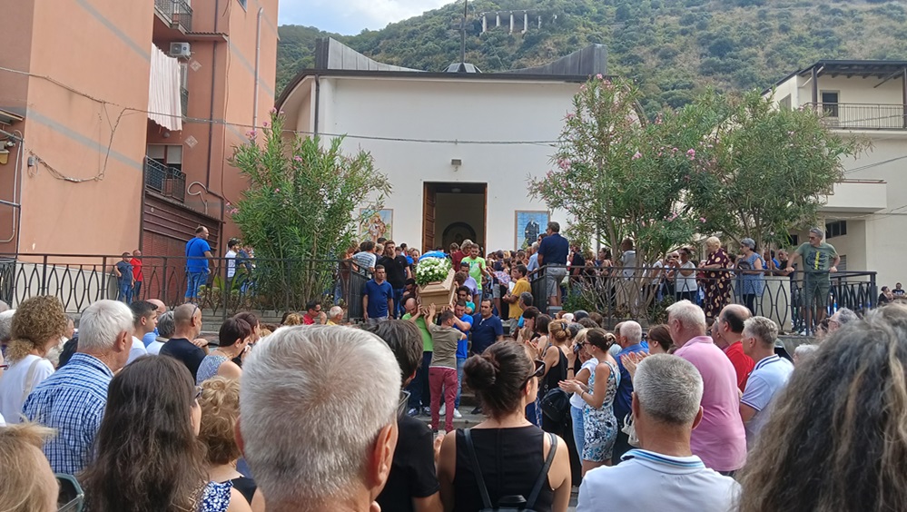 Marina di Caronia, lacrime e commozione nell'ultimo saluto a Rosa Lanuto